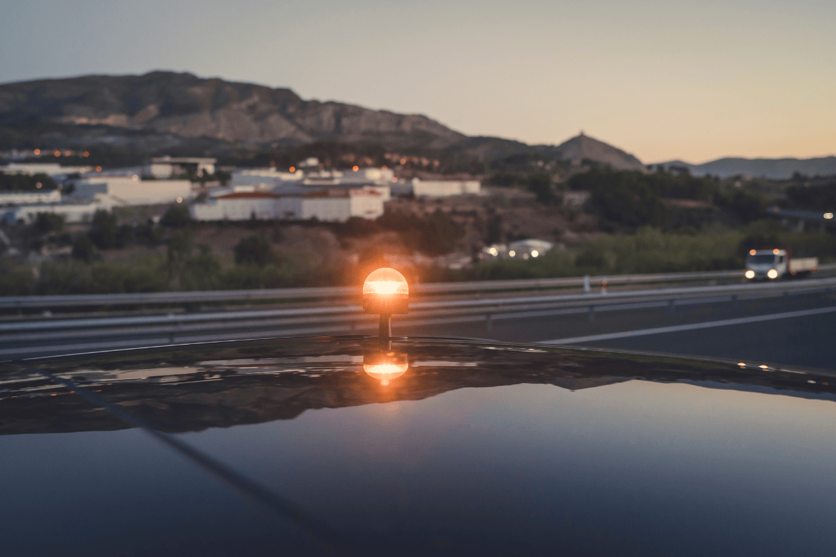 La nueva Baliza V16 con GPS | LEDONE Connected